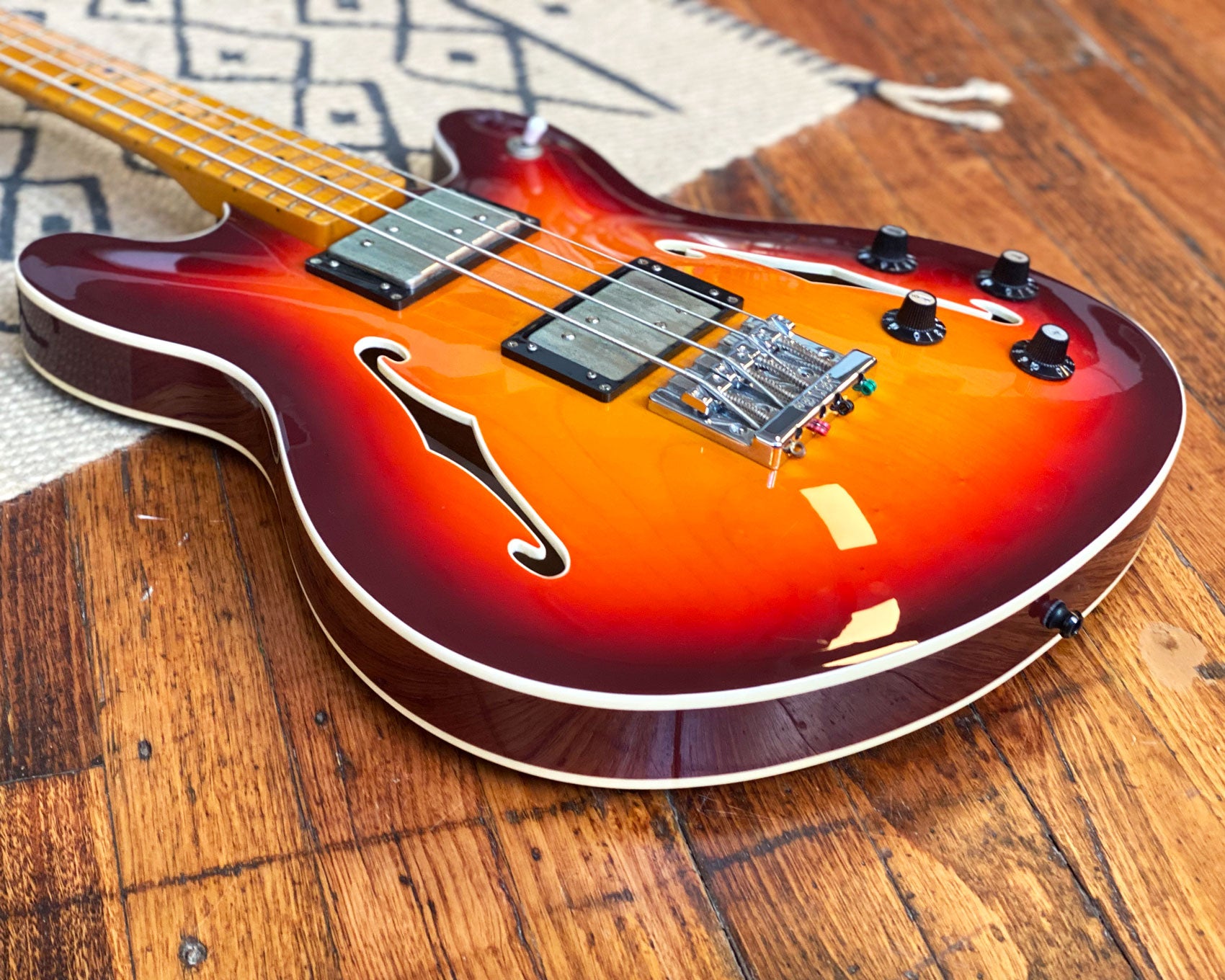 Fender Modern Player Starcaster Bass - Aged Cherry Burst – Found Sound