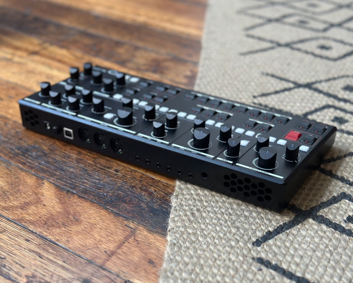 Norand Mono Desktop Synthesizer – Found Sound