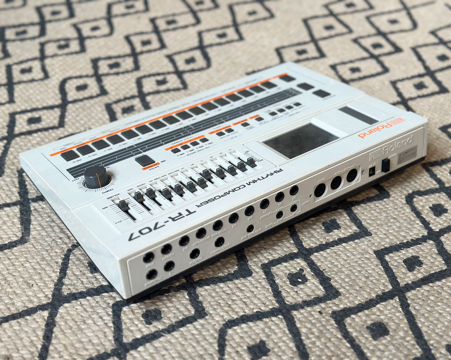 Roland TR-707 Rhythm Composer – Found Sound