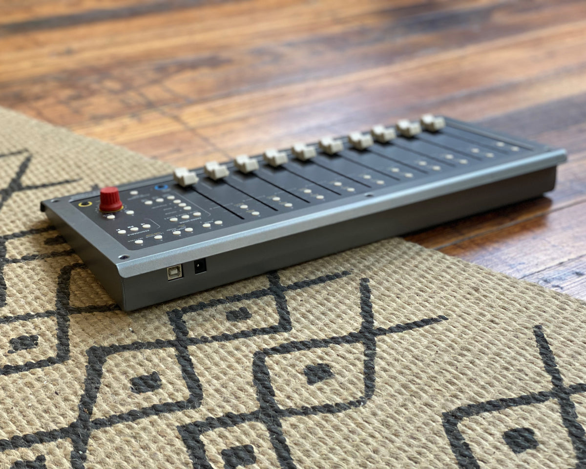 Softube Console 1 Fader Motorised 10-Fader Mixer – Found Sound