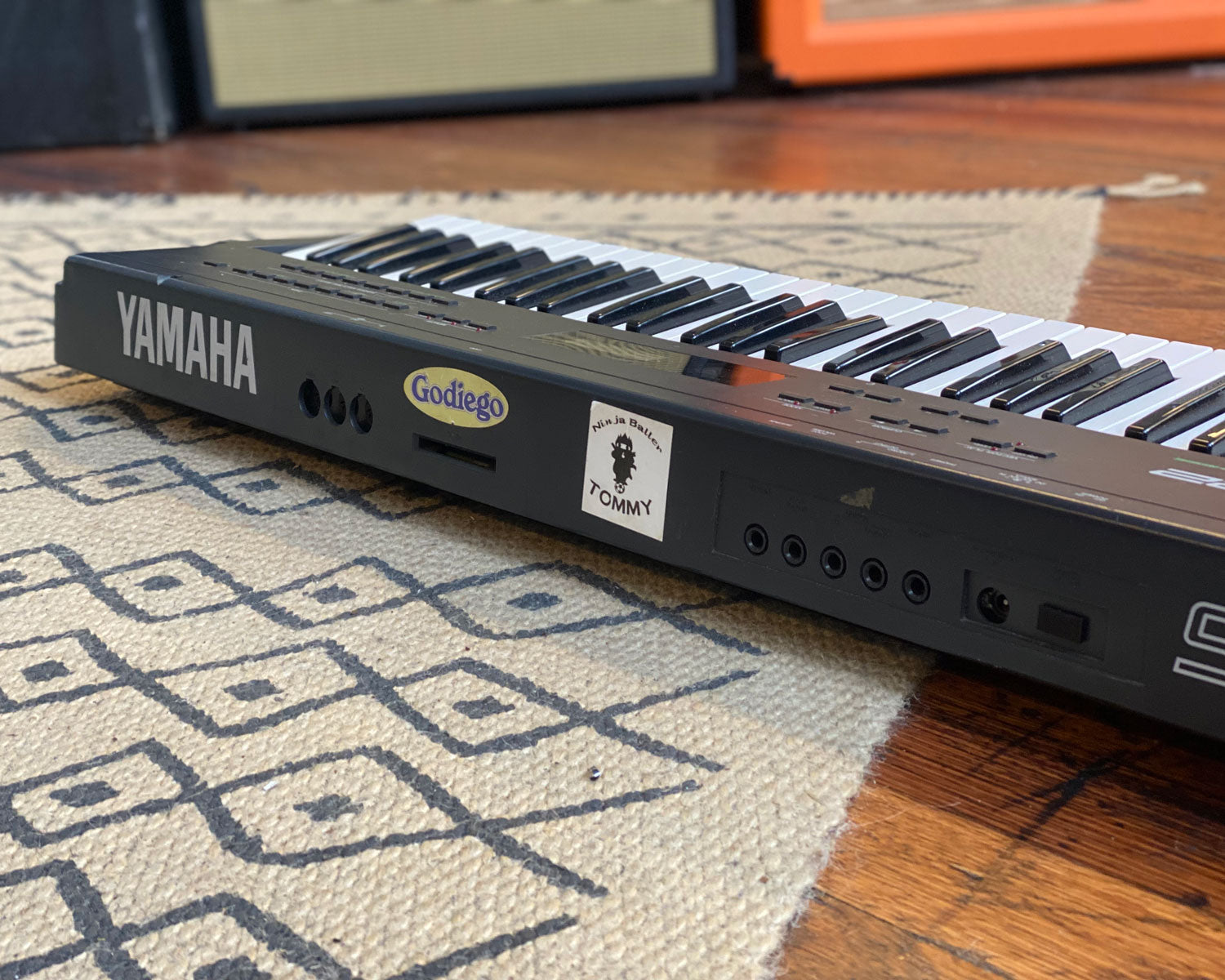 YAMAHA SY22 Dynamic Vector Synthesiser – Found Sound
